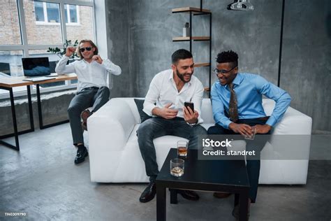 작업 중에 웃는 작업 및 계획에 대해 이야기 하는 공식적인 옷에 여러 인종 사무실 노동자의 그룹 계획에 대한 스톡 사진 및 기타