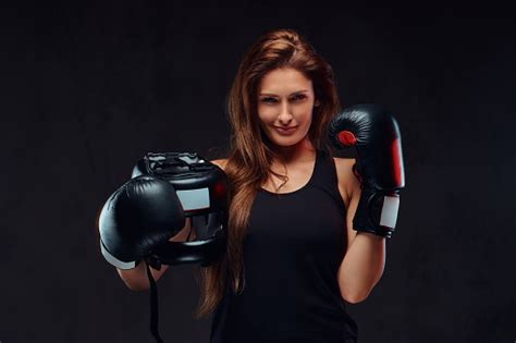 운동복 입고 권투 장갑을 입고 낚시를 좋아하는 여자의 초상화는 보호 헬멧을 보유 하고있다 에 절연된 어둠 질감된 배경입니다 갈색 머리에 대한 스톡 사진 및 기타 이미지