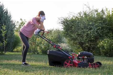 Why is My Lawn Mower Blowing Blue Smoke? [Cause / Fix] - Lawn Chick