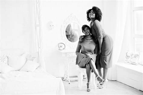 빨간 아름다움 복장에 두 가지 패션 아프리카계 미국인 모델 2명에 대한 스톡 사진 및 기타 이미지 2명 거울 귀여운 Istock