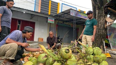 Berkah Ramadan, Pedagang Kelapa Muda di Halmahera Selatan Raup Untung Sehari Rp 500 Ribu ...