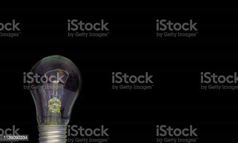 검정색 배경의 전구는 텍스트나 그림을 배치 합니다 전구는 아이디어 혁신 새로운 생각의 상징입니다 220 볼트 전구 비즈니스 아이디어 개념입니다 0명에 대한 스톡 사진 및