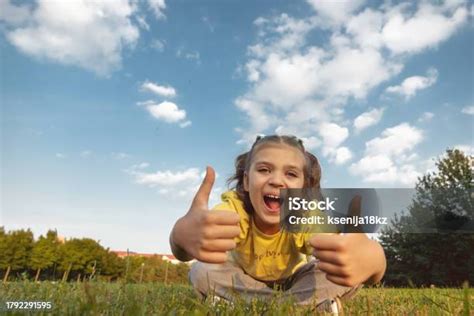 행복 한 웃음 쾌활한 소녀 6 살은 공원의 잔디밭에 앉아서 여름날에 완벽하게 제스처를 보여줍니다 6 7 살에 대한 스톡 사진 및 기타 이미지 Istock