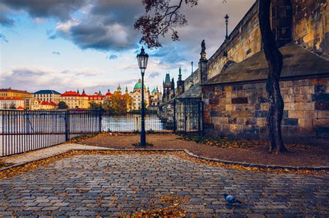 체코 프라하의 찰스 브리지 프라하 체코 찰스 브리지 및 올드 타운 타워 블타바 강과 찰스 다리 세계 여행 관광 및 관광의 개념 0명에 대한 스톡 사진 및 기타 이미지