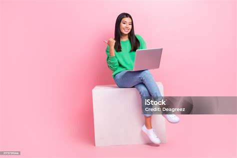 매력적인 쾌활한 사람 연단에 앉아 넷북 사용 분홍색 배경에 고립 된 손가락 빈 공간 표시의 전체 길이 사진 20 24세에 대한