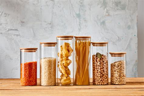 나무 테이블에 유리 항아리에 곡물 곡물 파스타의 구색 제로 폐기물 주방 보관 가정 생활에 대한 스톡 사진 및 기타 이미지
