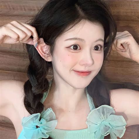 甜美少女编着麻花辫，身着薄荷绿上衣，笑容灿烂超可爱 𝙒𝙚𝘾𝙝𝙖𝙩女头 精选头像200张表情包图片动图 求表情网 斗图从此不求人