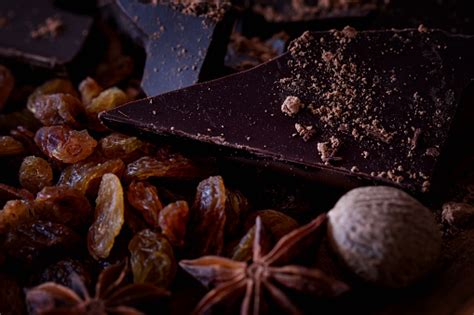 다크 초콜릿 바 짓 눌린와 향신료와 함께 코코아 가루 뿌리고 0명에 대한 스톡 사진 및 기타 이미지 0명 건조한 건포도 Istock
