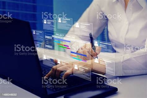 인적 자원 및 관리 개념 직원은 온라인 설문조사 양식을 작성해야 합니다 클립보드에 표시된 검사 목록 가입서에 대한 스톡 사진 및 기타 이미지 Istock