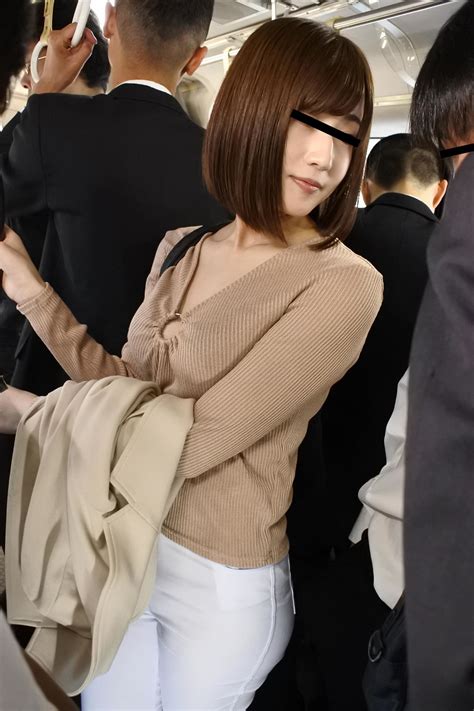 満員バスでピタパンデカ尻奥さんの透けたパンティラインに激しく反応しちゃった思春期学生の下半身！尻に突き当たってくるカチカチ元気チコに奥さんのお