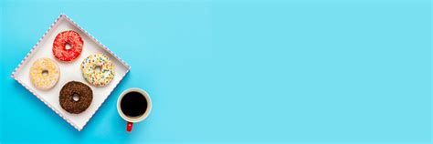 상자에 맛있는 도넛과 파란색 배경에 뜨거운 커피와 컵 과자 베이커리 패스트리 커피 숍의 개념 사각형 플랫 레이 상단 보기 도넛에 대한 스톡 사진 및 기타 이미지 Istock