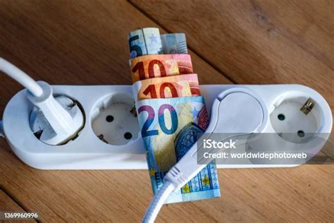 전기 및 일상 생활 비용의 상승을 설명하기 위해 플러그와 유로 지폐와 파워 스트립 0명에 대한 스톡 사진 및 기타 이미지 0명 가격 가정 생활 Istock