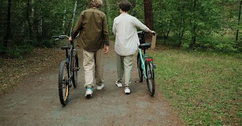 캐주얼 웨어를 입은 젊은 커플이 숲길이나 푸른 나무 사이의 길을 따라 이동하는 동안 서로 이야기하는 뒷모습 사진 Unsplash의 남자와 여자 이미지