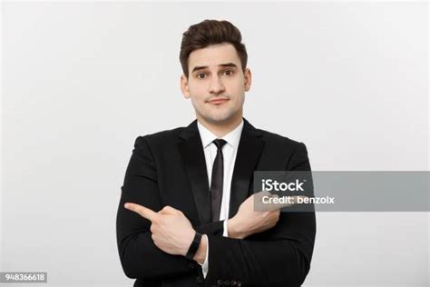 사업 개념 초상화 잘생긴 젊은 사업가 손가락을 쪽에 빈 복사본 공간 포인트 광고 제품 흰색 배경에 고립의 개념 긍정적인 감정 표현에 대한 스톡 사진 및 기타 이미지 Istock