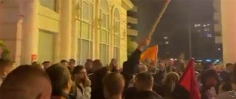 ВИДЕО Со факели и тапани ВМРО ДПМНЕ слави победа пред палатата