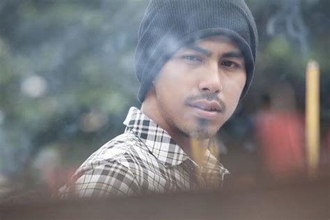 Ngh S Chung Tay Gi P Ng I M U Ki M Di N Vi N Duy Nh N