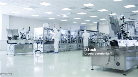 살 균 높은 정밀 제조 실험실 과학자 보호 작업복에 Machninery 사용 컴퓨터 및 현미경 조제 학 생명 공학 및 반도체 연구를 하 고 설정 공장 산업 건물에 대한 스톡