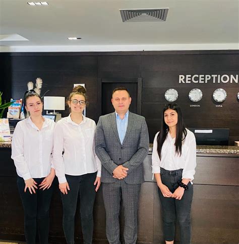 Иванов е с поредните стажанти в хотела от Софийската гимназия по туризъм които започнаха