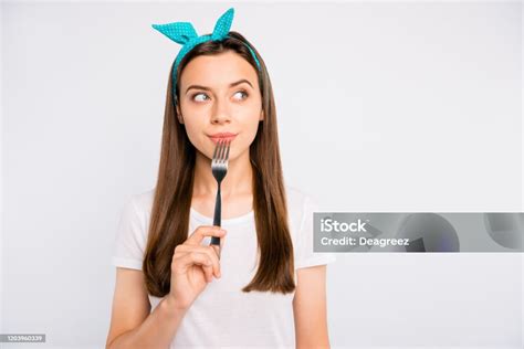 흠 무엇을 먹는다 사려 깊은 소녀 홀드 포크의 초상화 는 결정 선택에 대한 생각을 가지고 선택 식사 꿈 착용 빈티지 스타일의 의상을 화이트 컬러 배경 위에 고립 먹기에 대한