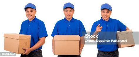 고립 된에 소포 마분지 상자를 가진 파란 제복에 있는 젊은 아시아 배달 남자 나무 상자에 대한 스톡 사진 및 기타 이미지 나무 상자 남자 말레이시아 민족 Istock