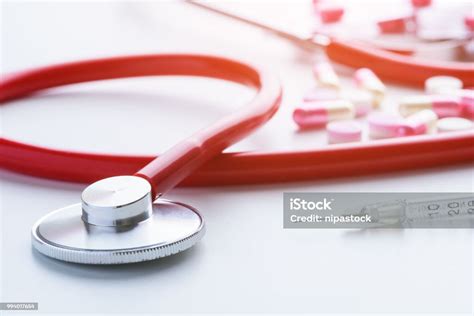 처방 의료 의학 청진 기 및 알 약 주사기 흰색 바탕에 주입 건강 보험 또는 질병입니다 0명에 대한 스톡 사진 및 기타 이미지 Istock