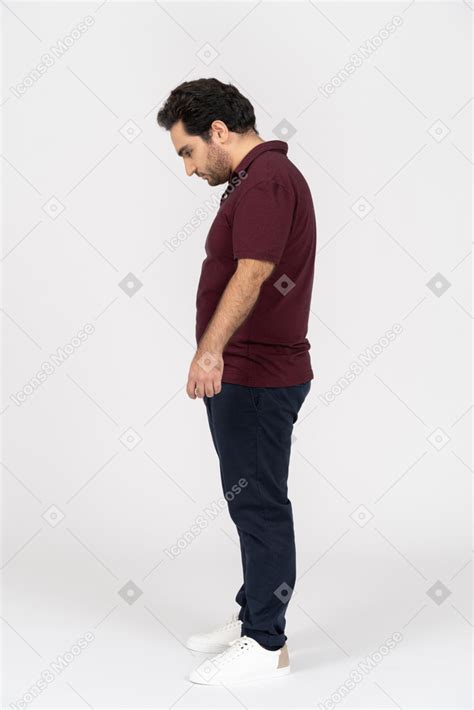 고개를 숙인 남자의 옆모습 사진