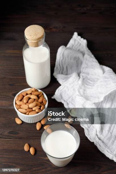 유리에 아몬드 우유와 어두운 나무 배경에 유리 병 우유의 대체 유형 비건 식품 비건 우유 건강한 식생활 개념 유제품 무료 우유 대용 음료 우유에 대한 스톡 사진 및 기타