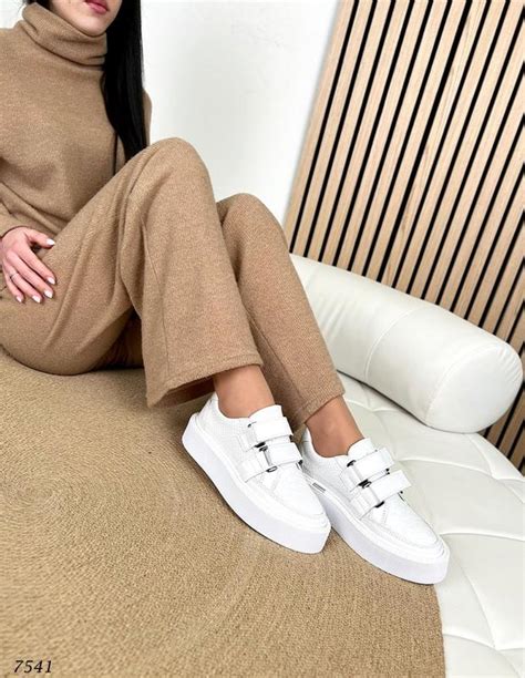 Кросівки жіночі — ціна 2300 грн у каталозі Кросівки Купити жіночі речі за доступною ціною на