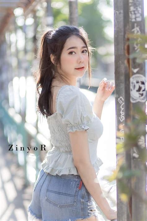 ปักพินโดย สายชล สีแดง ใน เพศหญิง เพศหญิง สาวมหาลัย การถ่ายภาพบุคคล