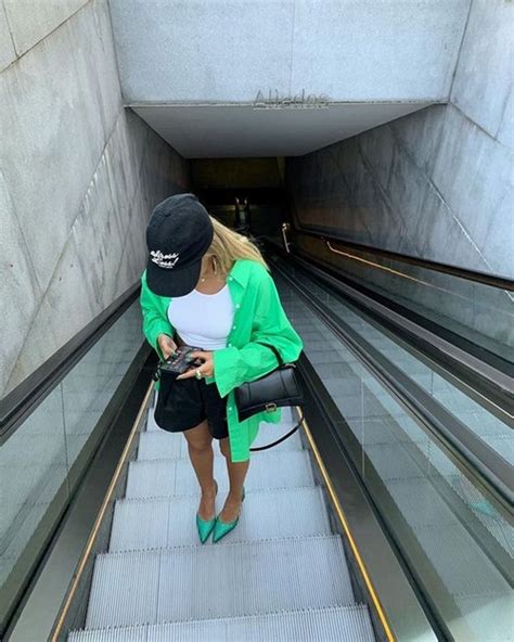 เสื้อสีเขียว Ladyissue เว็บรีวิวเครื่องสำอาง ชุมชนผู้หญิง ฮาวทูแต่งหน้า อัพเดทแบรนด์เนม เทรนด์