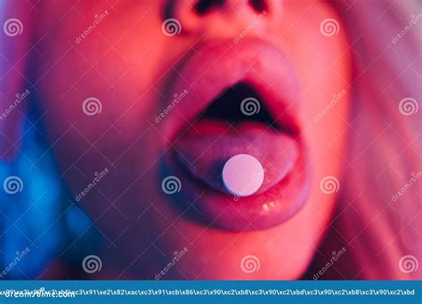 Bella Chica Con Lsd En La Lengua En La Discoteca Con Humo Rosa Foto De