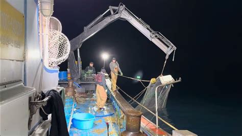 오징어 청어 그물올리기 위해 밧줄 당기는 모습입니다 뱃일은 밧줄을 잘다뤄야 한답니다 Youtube