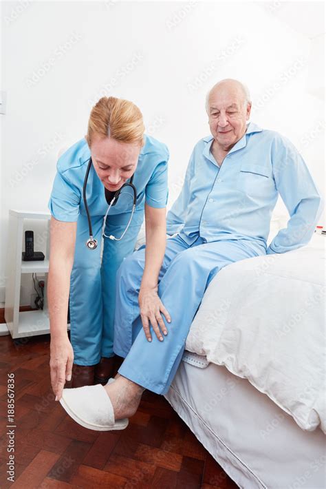 Altenpfleger Im Seniorenheim Hilft Einem Senior Stock Foto Adobe Stock