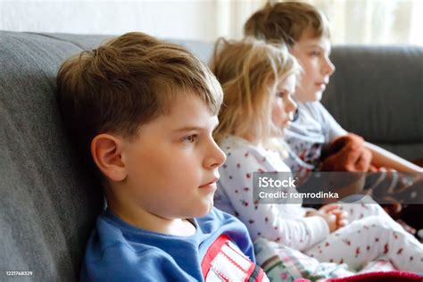 귀여운 작은 유아 소녀와 Tv에서 만화 나 영화를보고 두 학교 아이 소년 세 행복한 건강한 아이들 코로나 바이러스 검역 중 형제