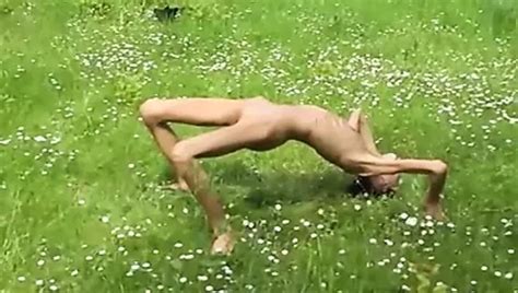 갈비뼈를 보여주는 마른 소녀 xHamster