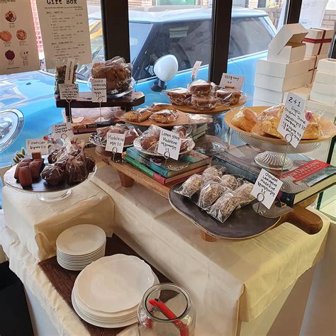 맘스외과성형외과 병원 근처에 이런 매력적인 카페가 프렌치 프레스와 모래시계로 커피를 기다리는 시간이