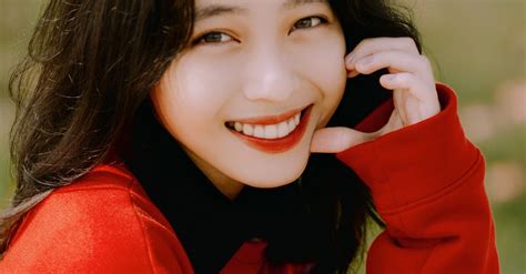 가을 시즌 검은 머리 긍정적 인 분위기 기쁨 나타내는 난색 내용 단풍 라이프스타일 모델 미소 짓는 밝은 미소 빨간 스웨터 빨간 옷 사람 선명한