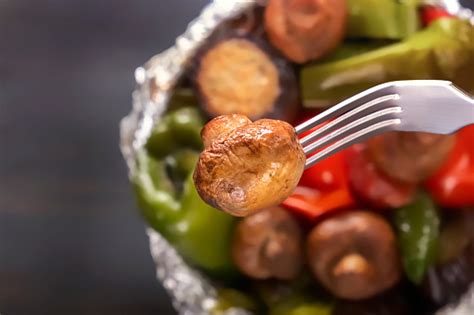 호 일에 구운 야채의 배경에 포크에 구운 버섯 복사 공간 위에서 보기 가지 채소에 대한 스톡 사진 및 기타 이미지 가지 채소 감자 요리 건강한 생활방식 Istock