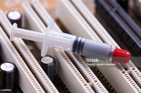 열전도성 페이스트 클로즈업 컴퓨터 하드웨어 유지 관리 서비스 개념입니다 데스크탑 Pc 또는 랩톱 조정 0명에 대한 스톡 사진 및 기타 이미지 Istock