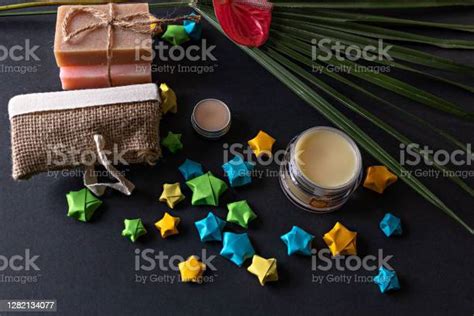 화장품 수제 플라워 비누 얼굴과 바디 크림 검은 색 배경에 천연 재료 수건 스파 홈 각질제거에 대한 스톡 사진 및 기타 이미지 각질제거 검정색 배경 깨끗한 Istock