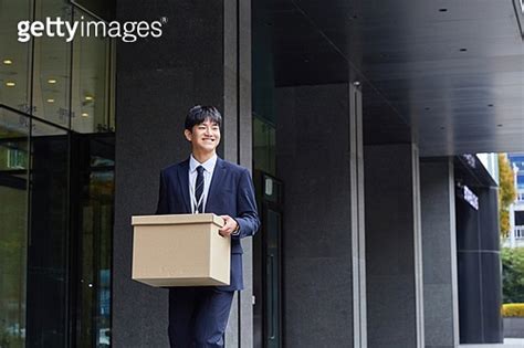 실업 고용문제 비즈니스 채용 고용문제 이직 상자 용기 미소 걷기 물리적활동 이미지 Jv12646668