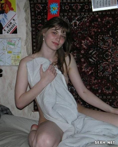 Голая провинциалка завтракает в постели Pic