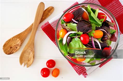 샐러드에 포함된 토마토 양파를 투명 볼에 오버헤드 장면 0명에 대한 스톡 사진 및 기타 이미지 0명 건강한 식생활 그릇 Istock