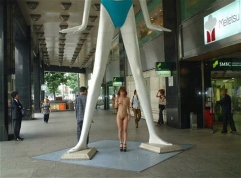 大勢の人に見られてるガチでトチ狂った変態女たちが人混みで裸になってる野外露出画像 エロアングル