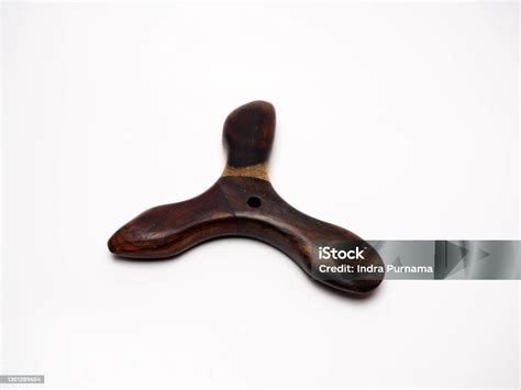 그의 손과 나무 도구를 사용하여 환자의 발에 반사요법을하고 치료사 건강관리와 의술에 대한 스톡 사진 및 기타 이미지 건강관리와 의술 건강한 생활방식 남자 Istock