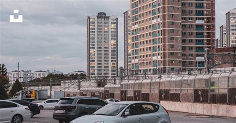 배경에 건물이 있는 길가에 주차된 자동차 사진 Unsplash의 무료 자동차 이미지