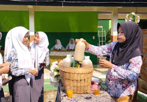 Hari Jamu Nasional Siswa SMAN 1 Bangsri Gandeng Mbok Jamu Gendong Mondes