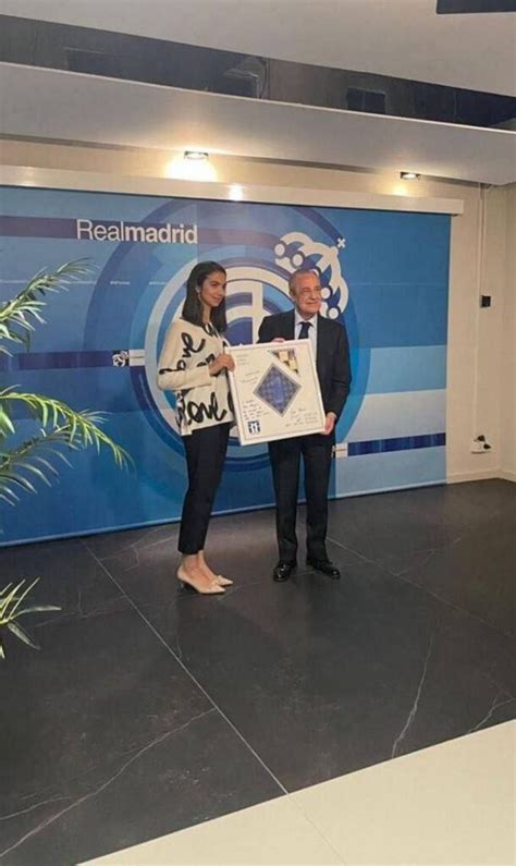 همشهری آنلاین عکس دختر ورزشکار ایران بدون حجاب در کنار اسطوره و