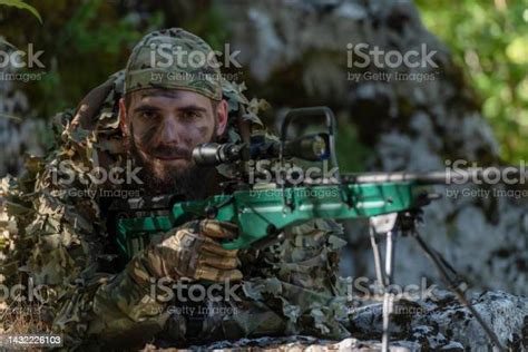 위장복을 입은 군인이나 에어소프트 플레이어가 강을 몰래 들여와 저격 소총에서 옆으로 또는 목표로 삼습니다 2022년 러시아의