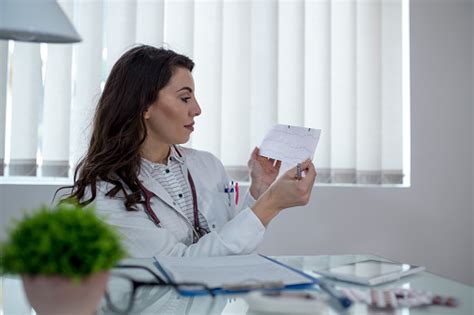 여성 의사 사무실 책상에서 일 하 고 미소를 카메라 사무실 인테리어 건강 진단에 대한 스톡 사진 및 기타 이미지 건강 진단 건강관리와 의술 긍정적인 감정 표현